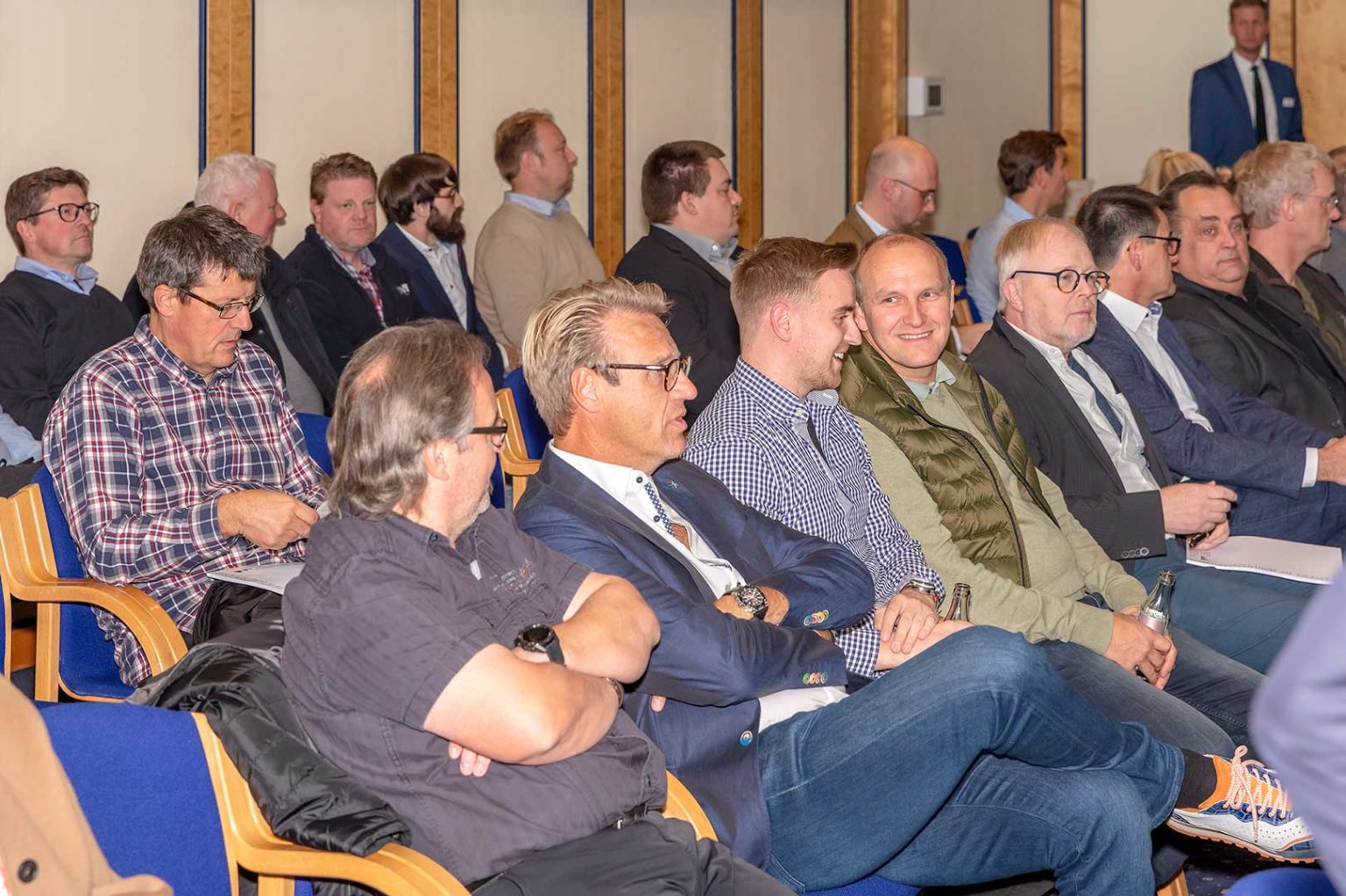 Zuschauer bei einer Informationsveranstaltung - Rechtsanwälte ...